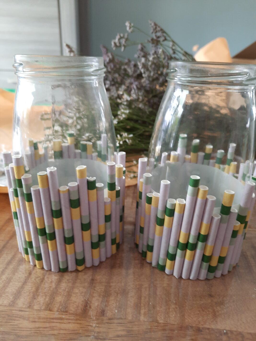 Moederdag bloemen-lichtje of een potje met rietjes en bloemen