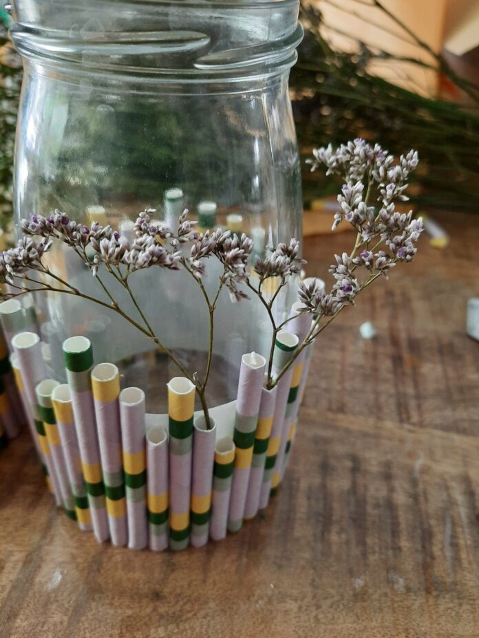 Moederdag bloemen-lichtje of een potje met rietjes en bloemen